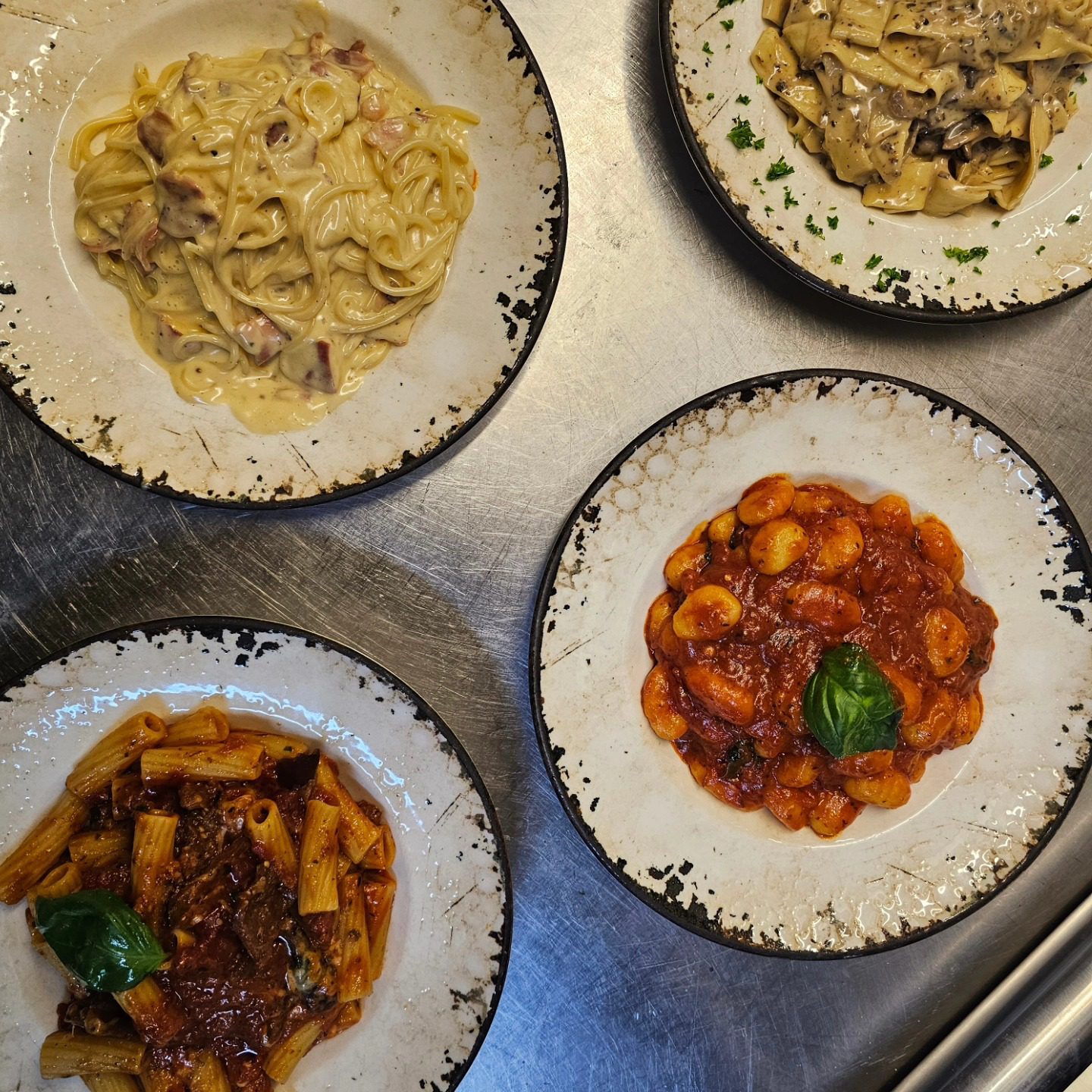 « Le goût authentique de la pizza napolitaine, cuite sur pierre dans un ...